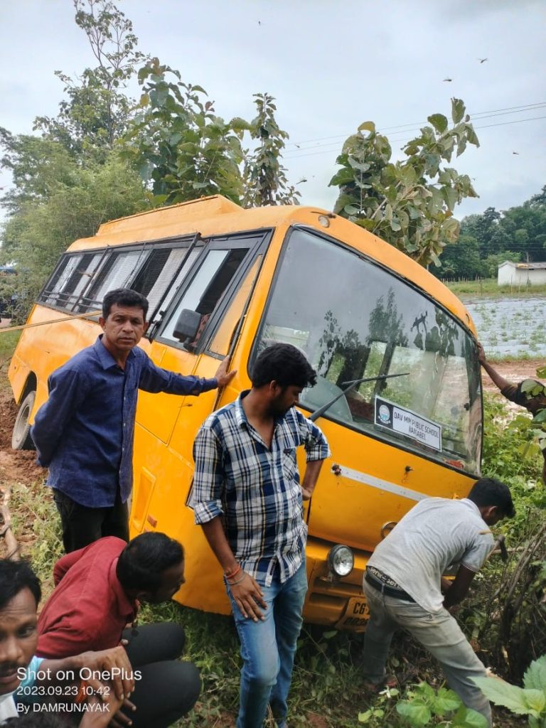 ओवरट क क द र न स क ल बस ह ई अन य त र त ज कर ख त म फ स ब ल ब ल